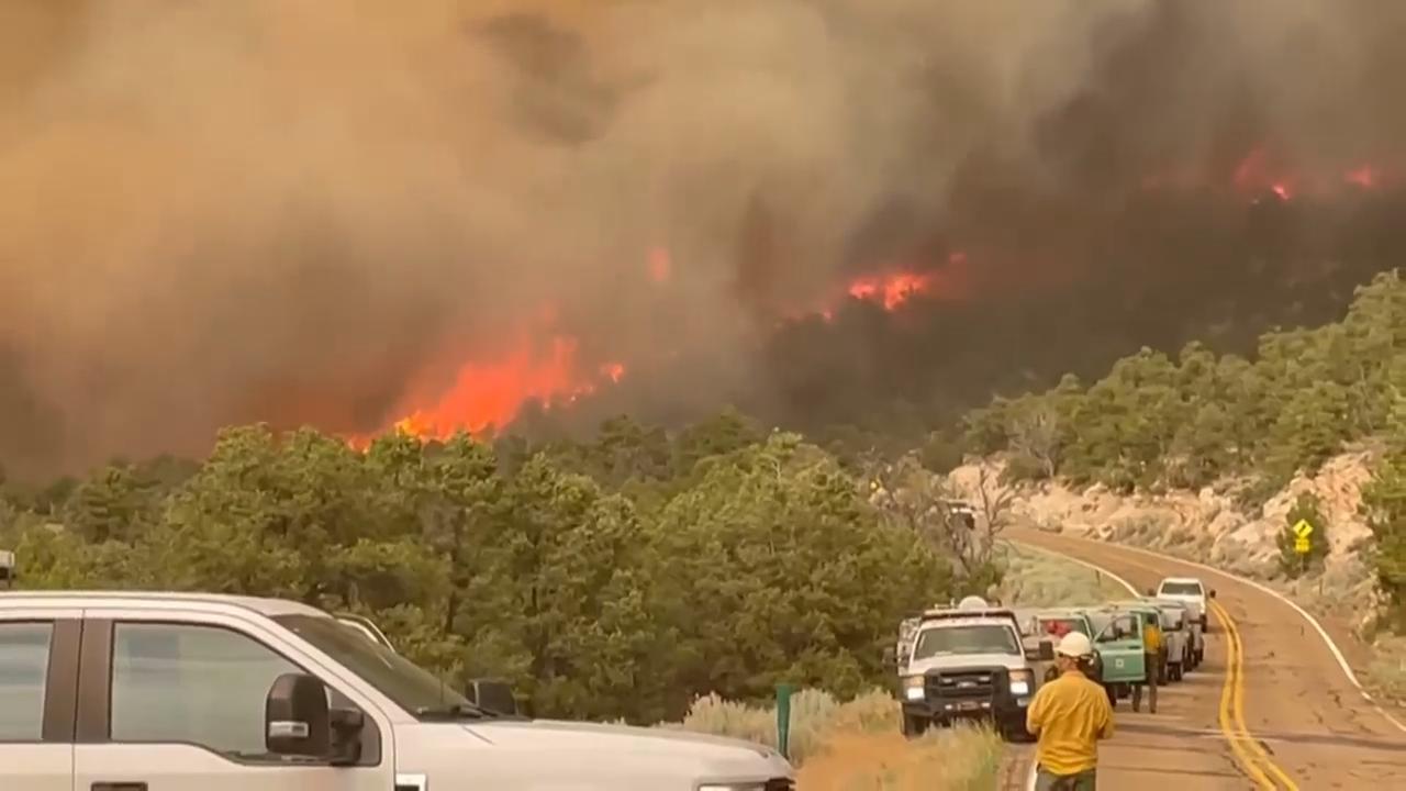 Wildfire along Grand Canyon's North Rim destroys historic lodge and is ...